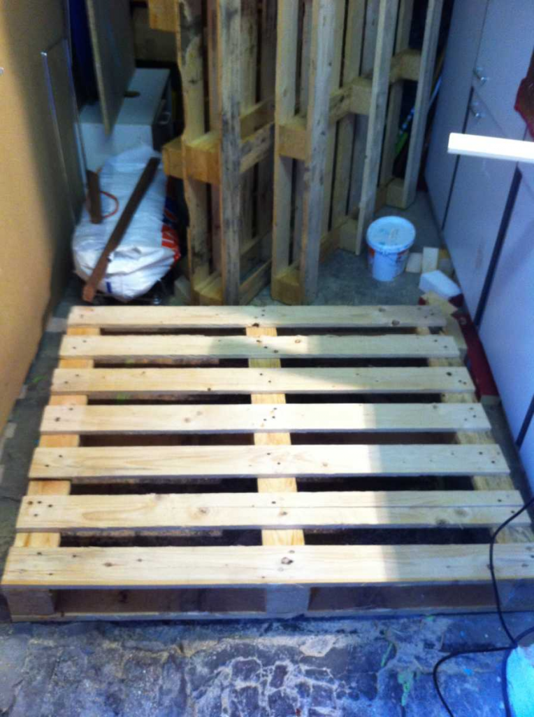 Pallet table: DIY desk made from pallets - Pallet Furniture