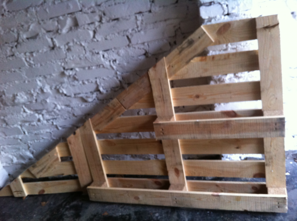 Triangular Pallet Desk Pt.1 - Pallet Furniture