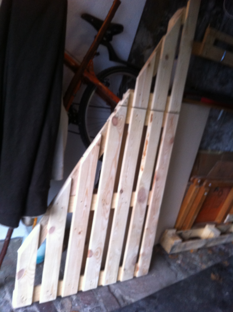 Triangular Pallet Desk Pt.1 - Pallet Furniture