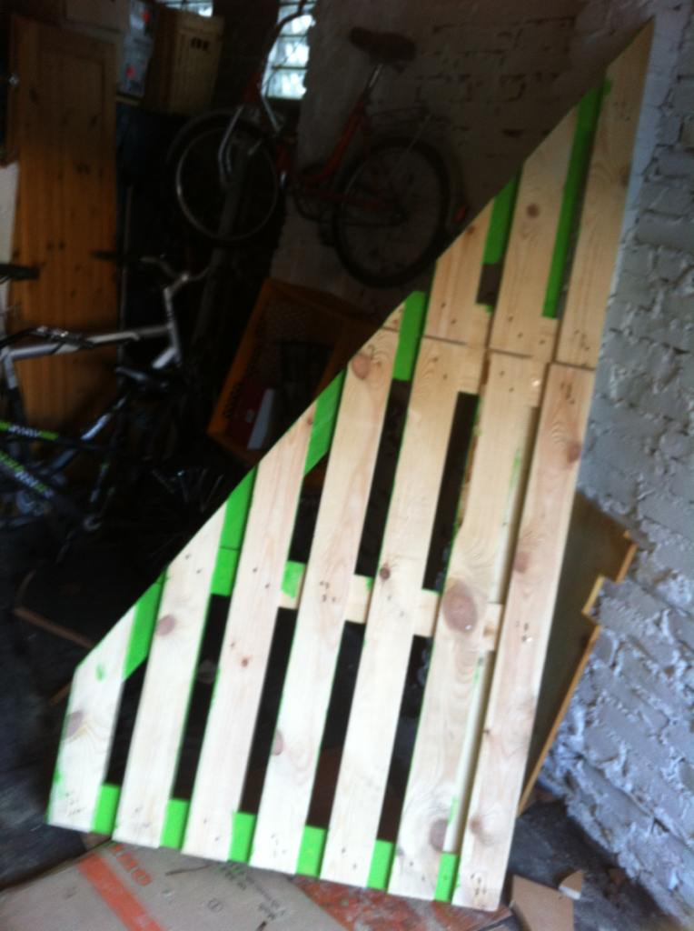 DIY triangular pallet table, pt.2 - Pallet Furniture