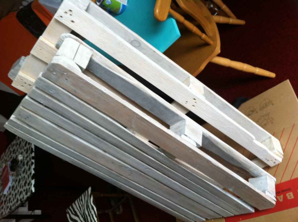 Pallet kitchen shelf - DIY cupboard alternative - Pallet Furniture
