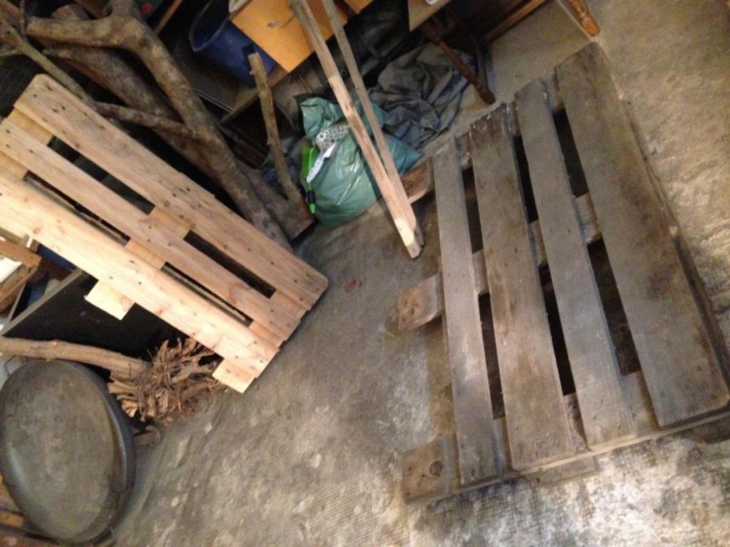 Pallet raw material, well known - Pallet Furniture